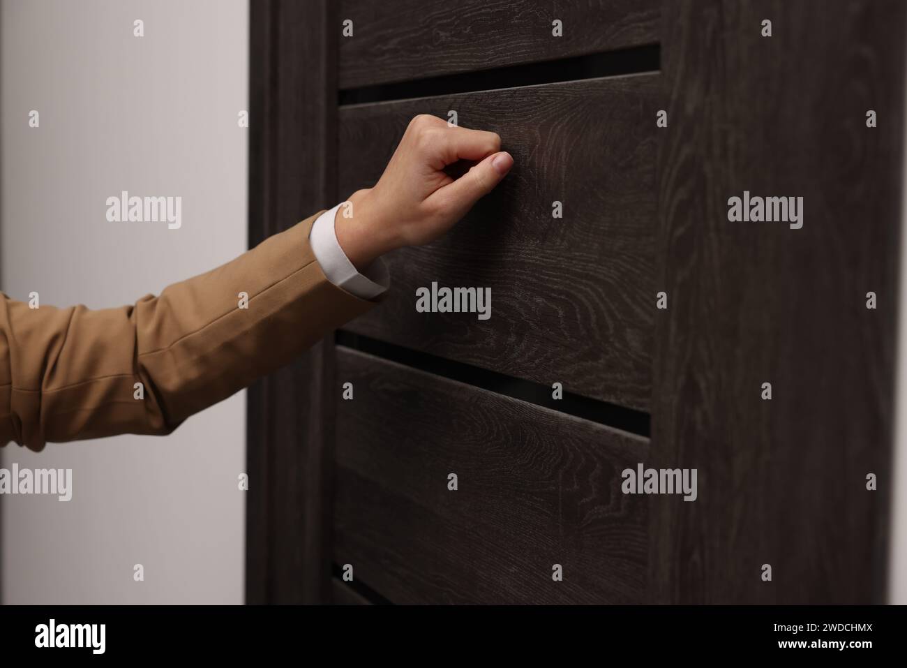 Police knocking door hi-res stock photography and images - Alamy