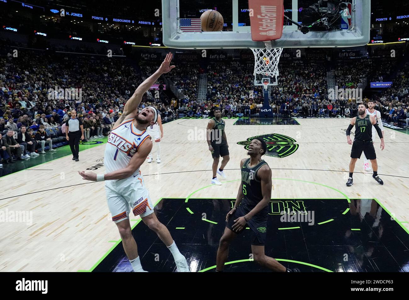 Phoenix Suns guard Devin Booker (1) goes to the basket over New Orleans ...