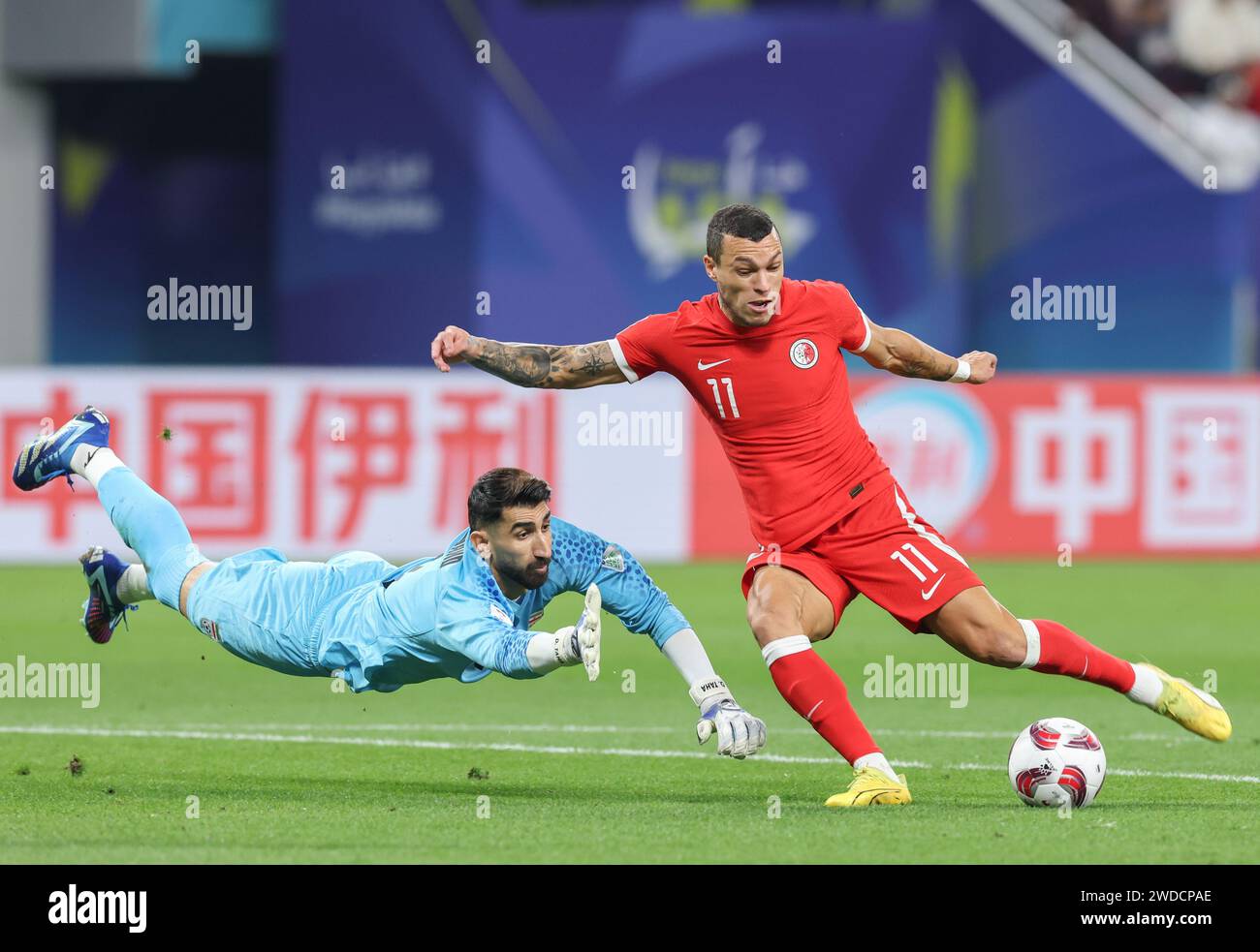 Doha, Qatar. 19th Jan, 2024. Everton Camargo (R) of China's Hong Kong ...