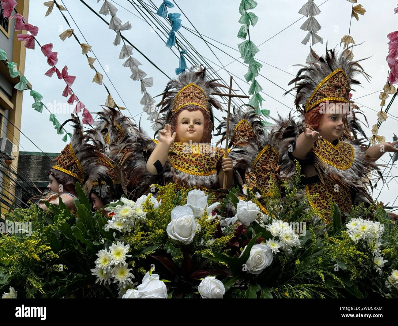 Tondo, Philippines. 20th January 2024. Catholic faithful dance and raise their images of infant ...