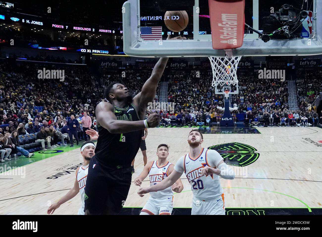 Phoenix Suns guard Devin Booker (1) goes to the basket in the second ...