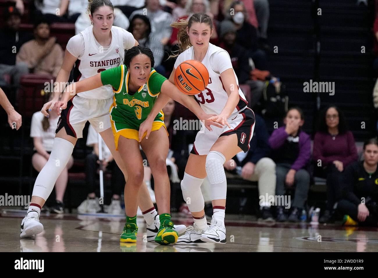 Stanford guard Hannah Jump (33) steals the ball from Oregon guard Sofia ...