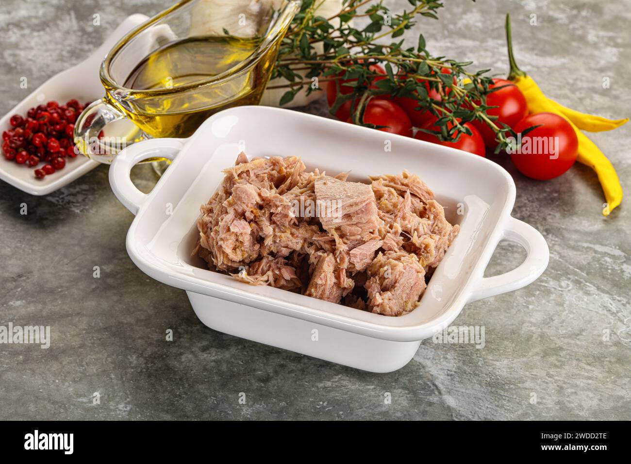 Canned tuna fillet with oil for salad Stock Photo - Alamy