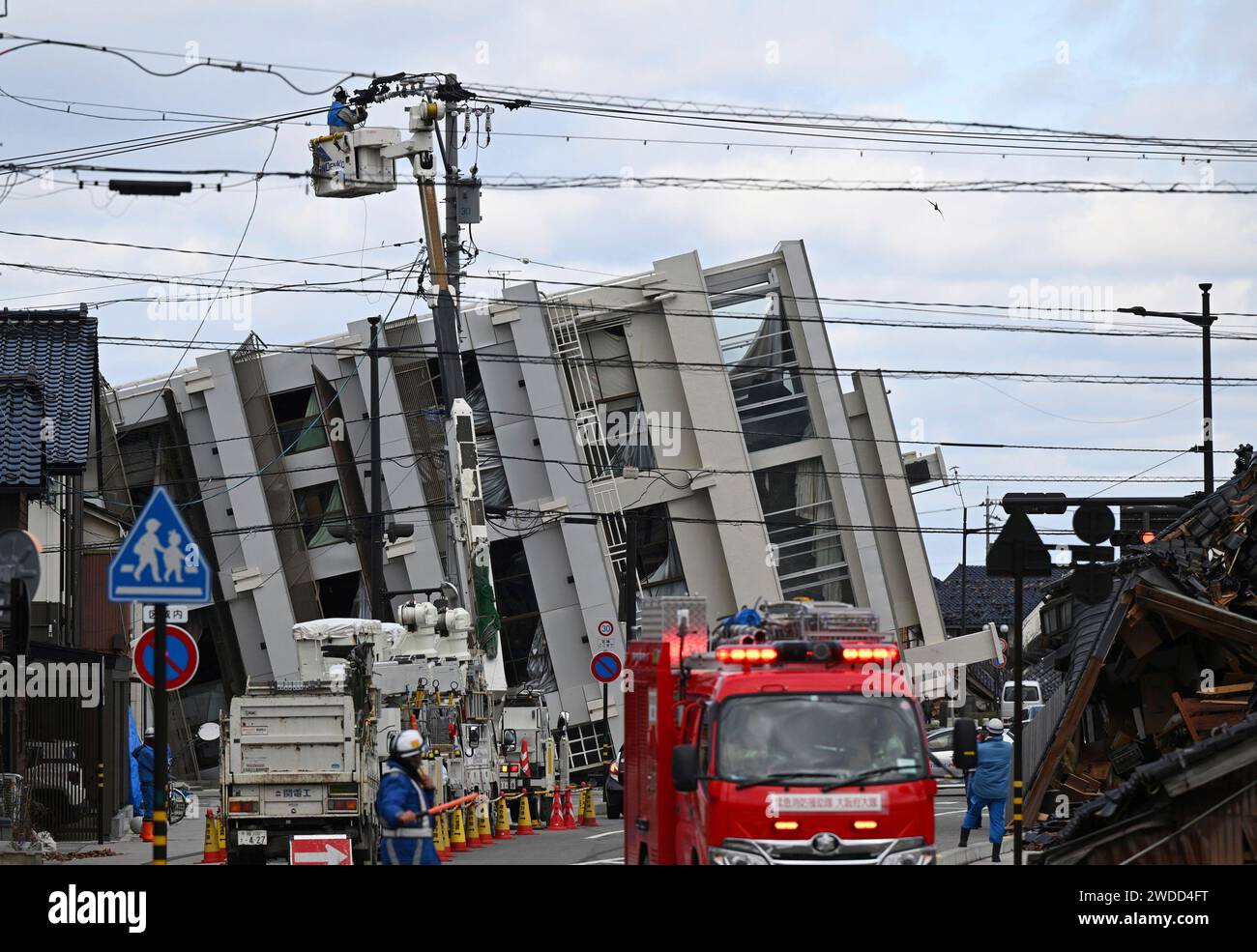 A building remains collapsed due to a massive earthquake in Wajima City ...