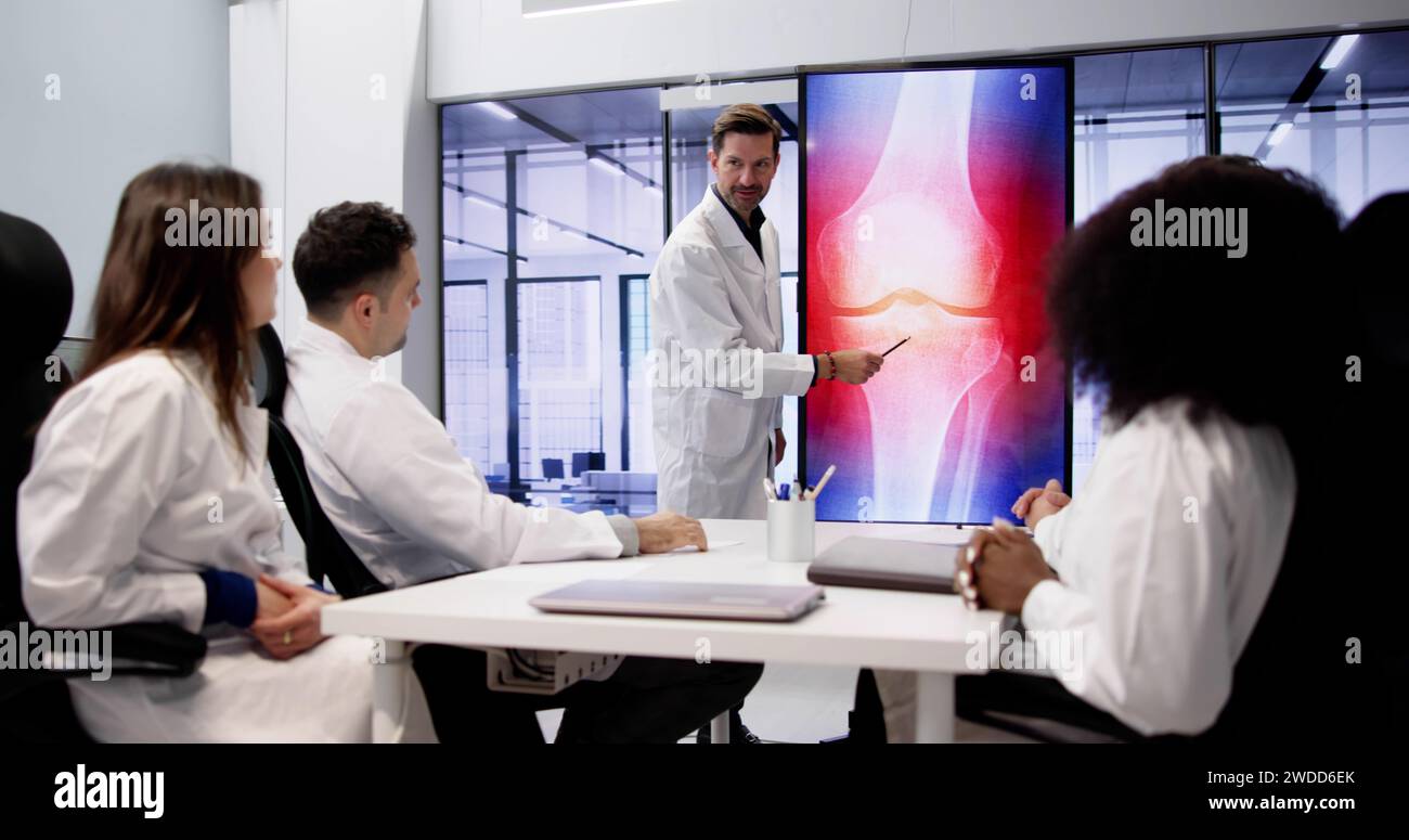 Doctor giving presentation team hi-res stock photography and images - Alamy