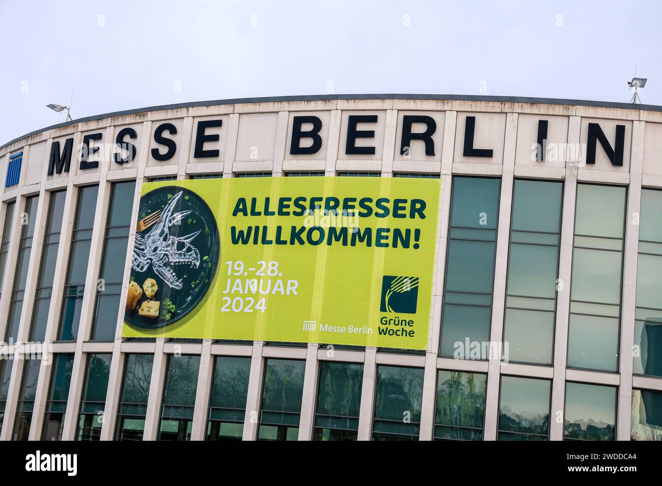 Internationale Grüne Woche 2024. Transparent mit dem Motto Allesfresser ...