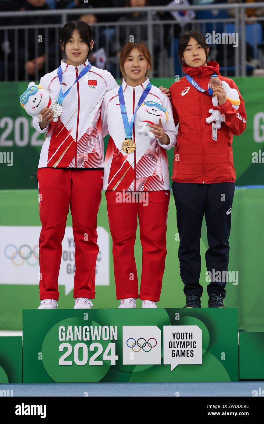 Gangneung, South Korea. 20th Jan, 2024. Gold medalist Yang Jingru (C) of China, silver medalist ...