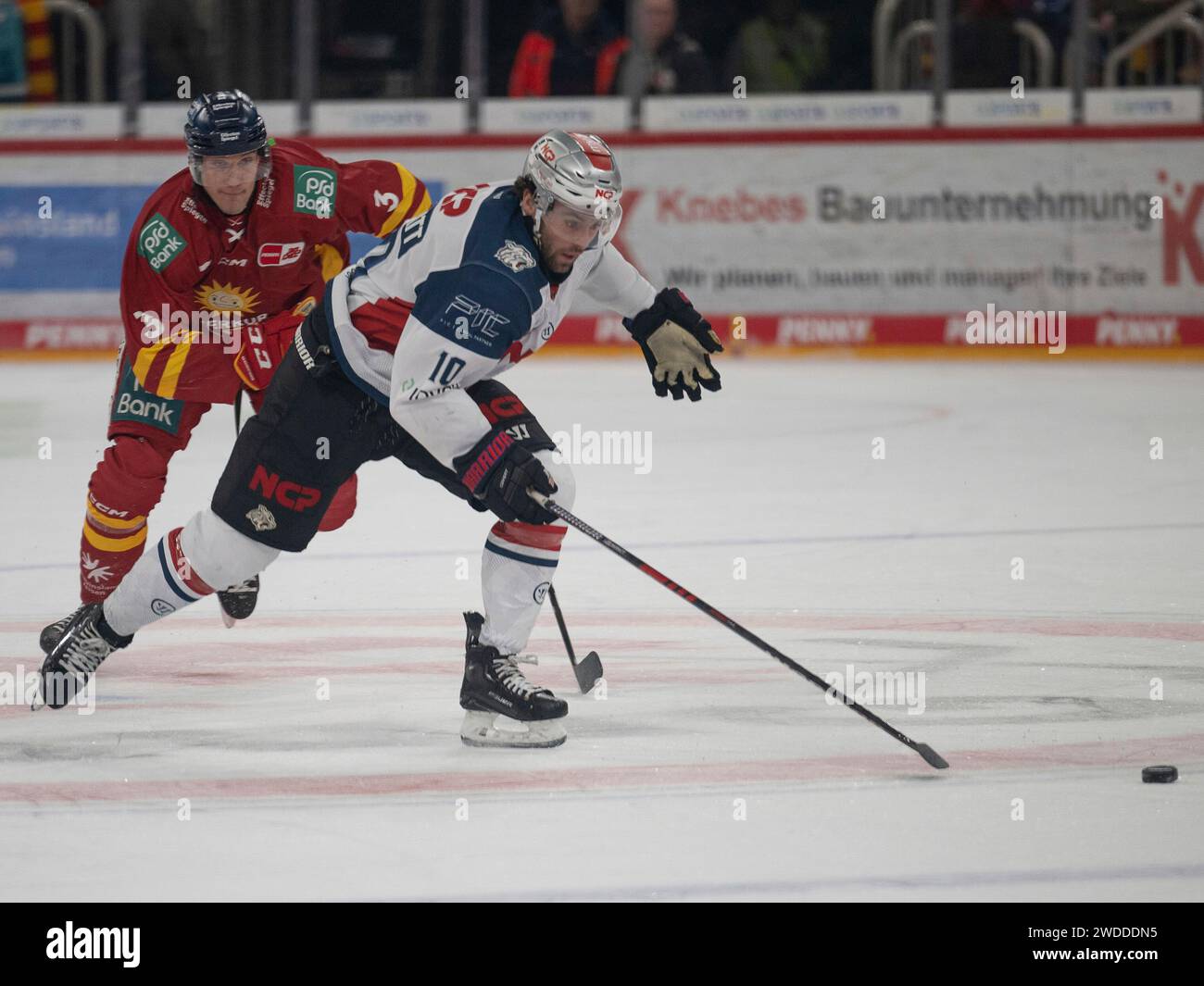 Evan Barratt (Nuernberg Ice Tigers, #10) sprintet nach vorne und Alec ...
