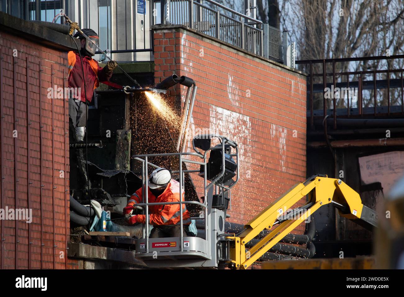 Arbeitssicherheit am arbeitsplatz hi-res stock photography and images ...