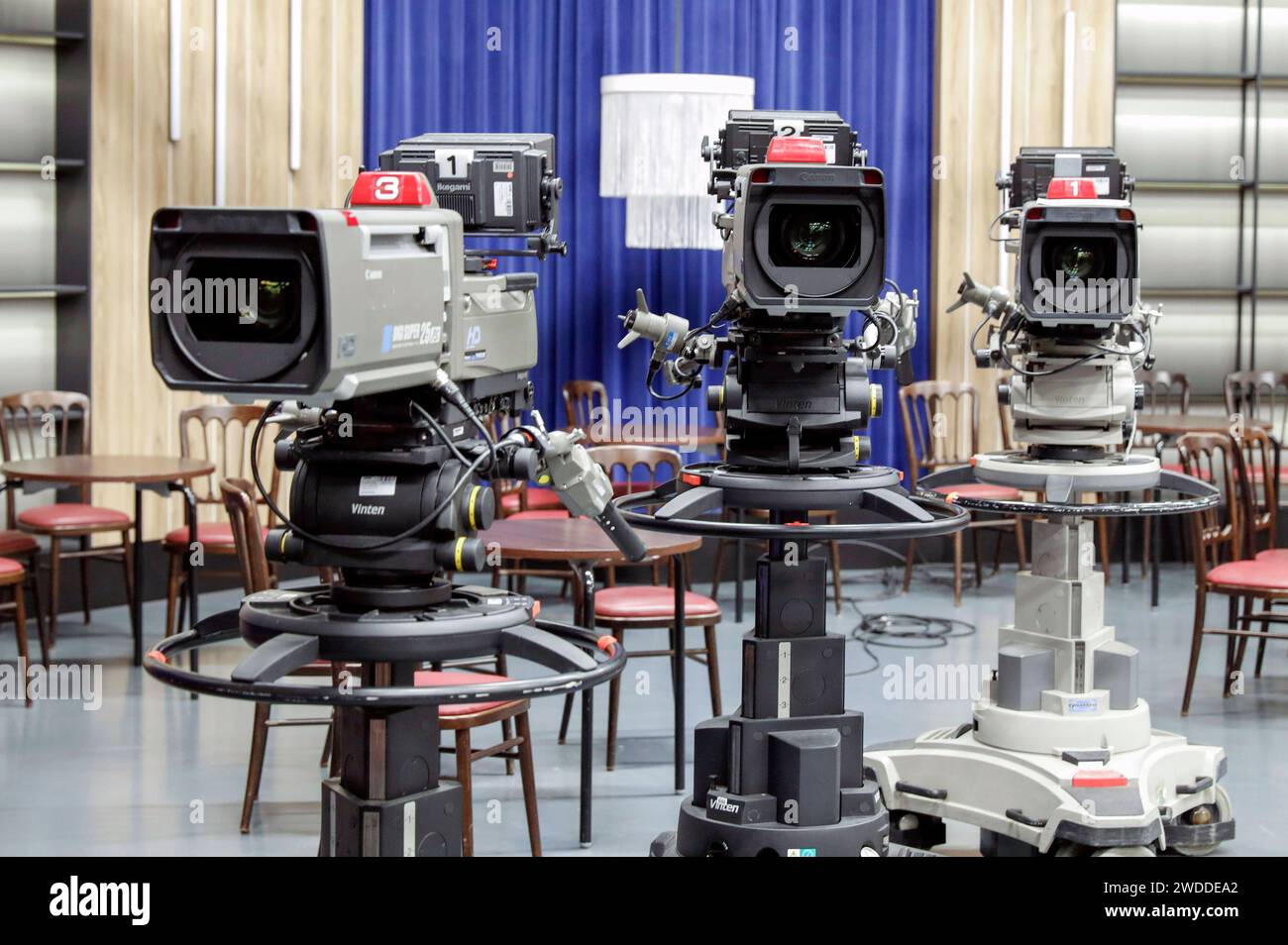 Tv studio cameras hi-res stock photography and images - Alamy