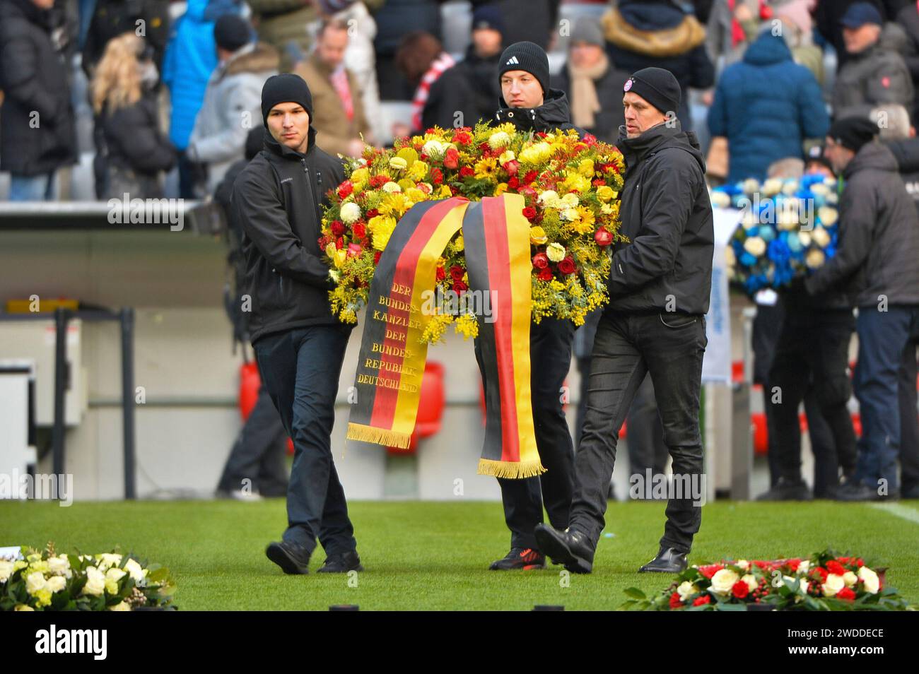 Bild zeigt: Hereinbringen der Kränze zum Gedenken an Franz Beckenbauer ...