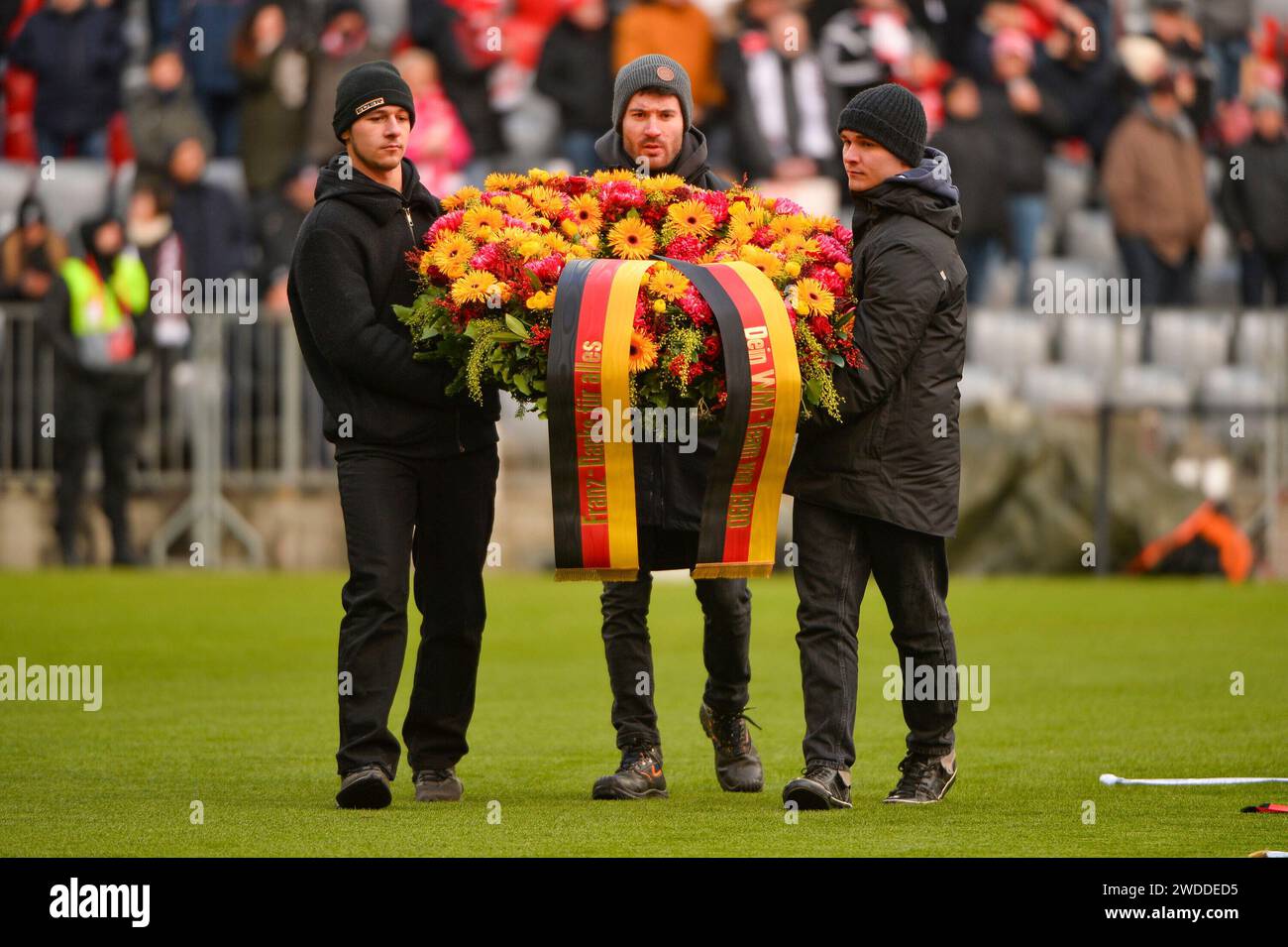 Bild zeigt: Hereinbringen der Kränze zum Gedenken an Franz Beckenbauer ...