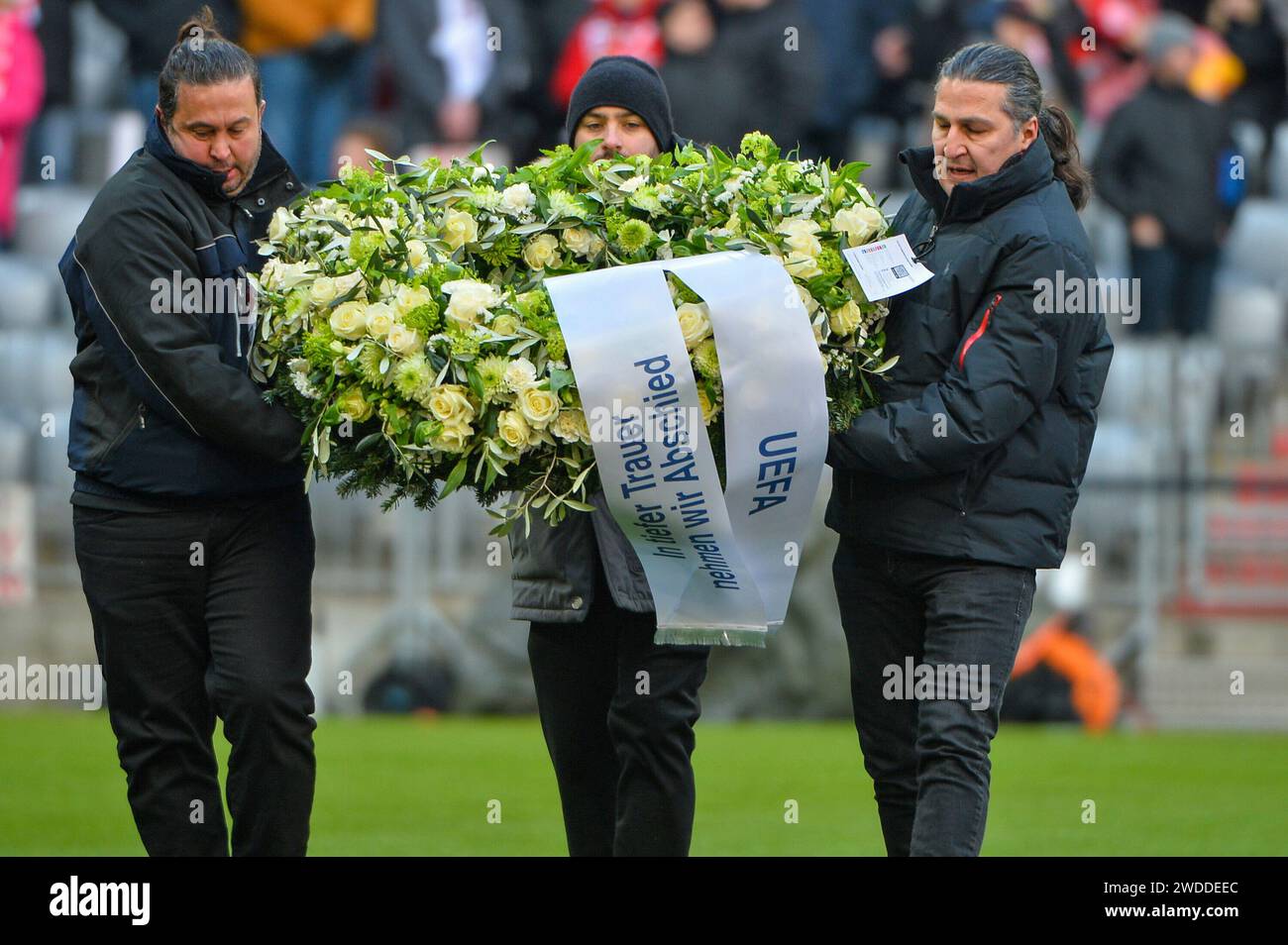 Bild zeigt: Hereinbringen der Kränze zum Gedenken an Franz Beckenbauer ...