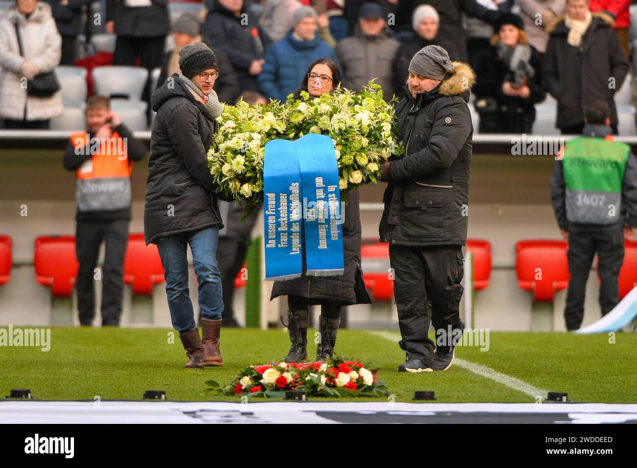 Bild zeigt: Hereinbringen der Kränze zum Gedenken an Franz Beckenbauer ...