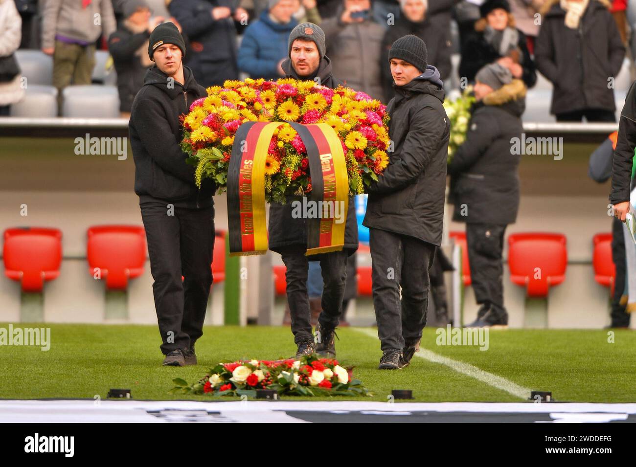 Bild zeigt: Hereinbringen der Kränze zum Gedenken an Franz Beckenbauer ...