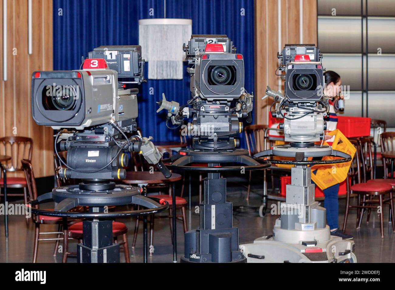 Tv studio cameras hi-res stock photography and images - Alamy