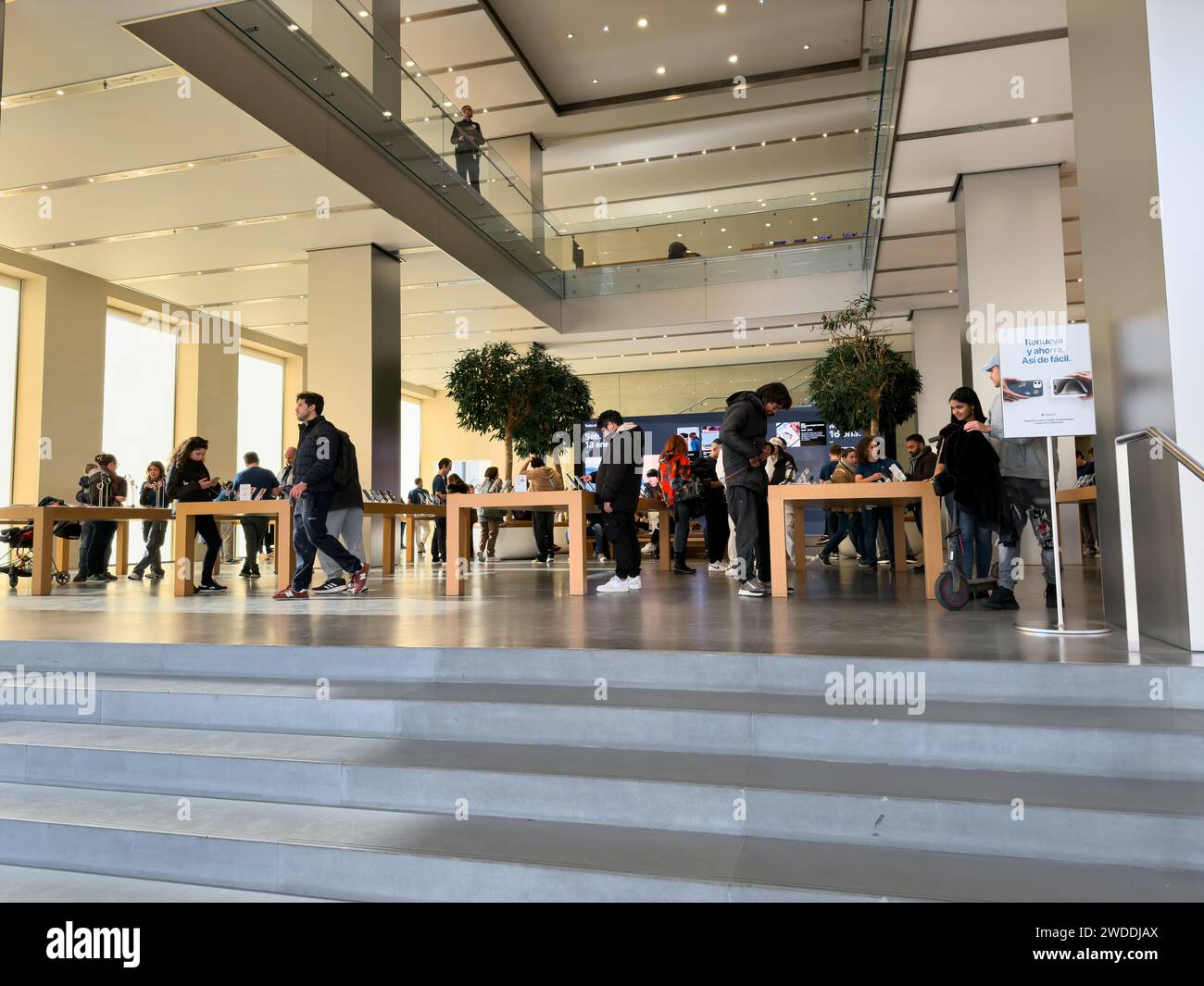 Official apple store spain hi-res stock photography and images - Alamy