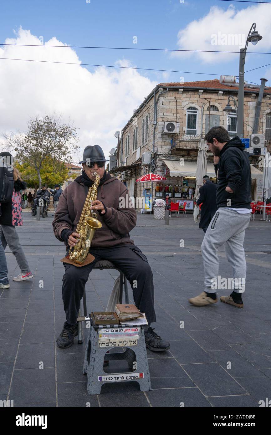 Man playing saxophone on street hi-res stock photography and images - Alamy