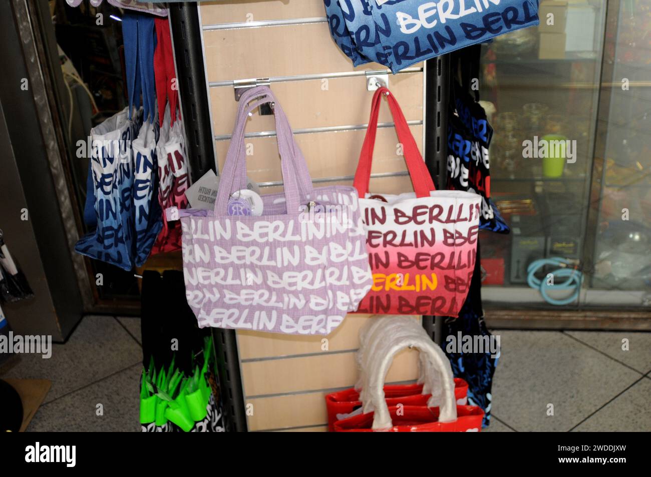 Souvenior shop hi-res stock photography and images - Alamy