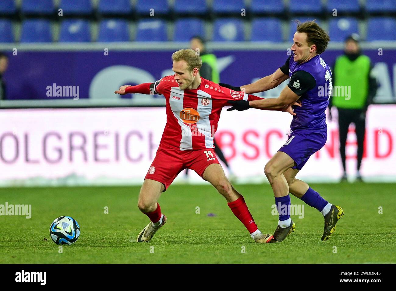 Aue, Deutschland. 19th Jan, 2024. v.li.: Lucas Brumme (Essen, 14) Mirnes Pepic (Aue, 10) im ...
