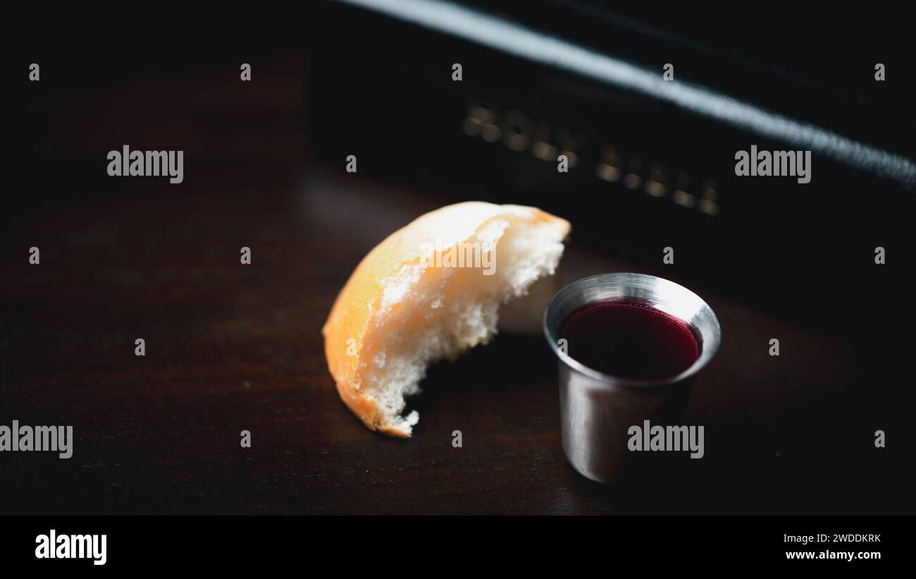 Giving holy communion hi-res stock photography and images - Alamy