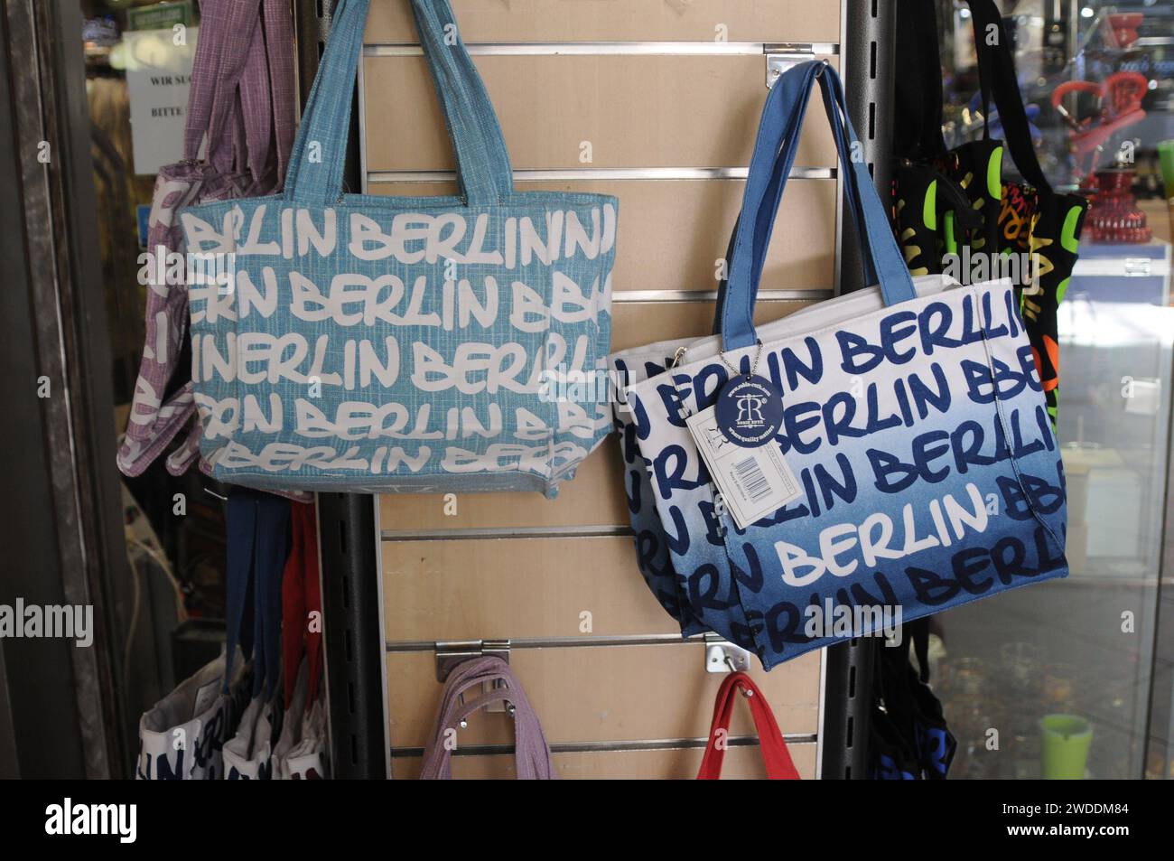 Souvenior shop hi-res stock photography and images - Alamy