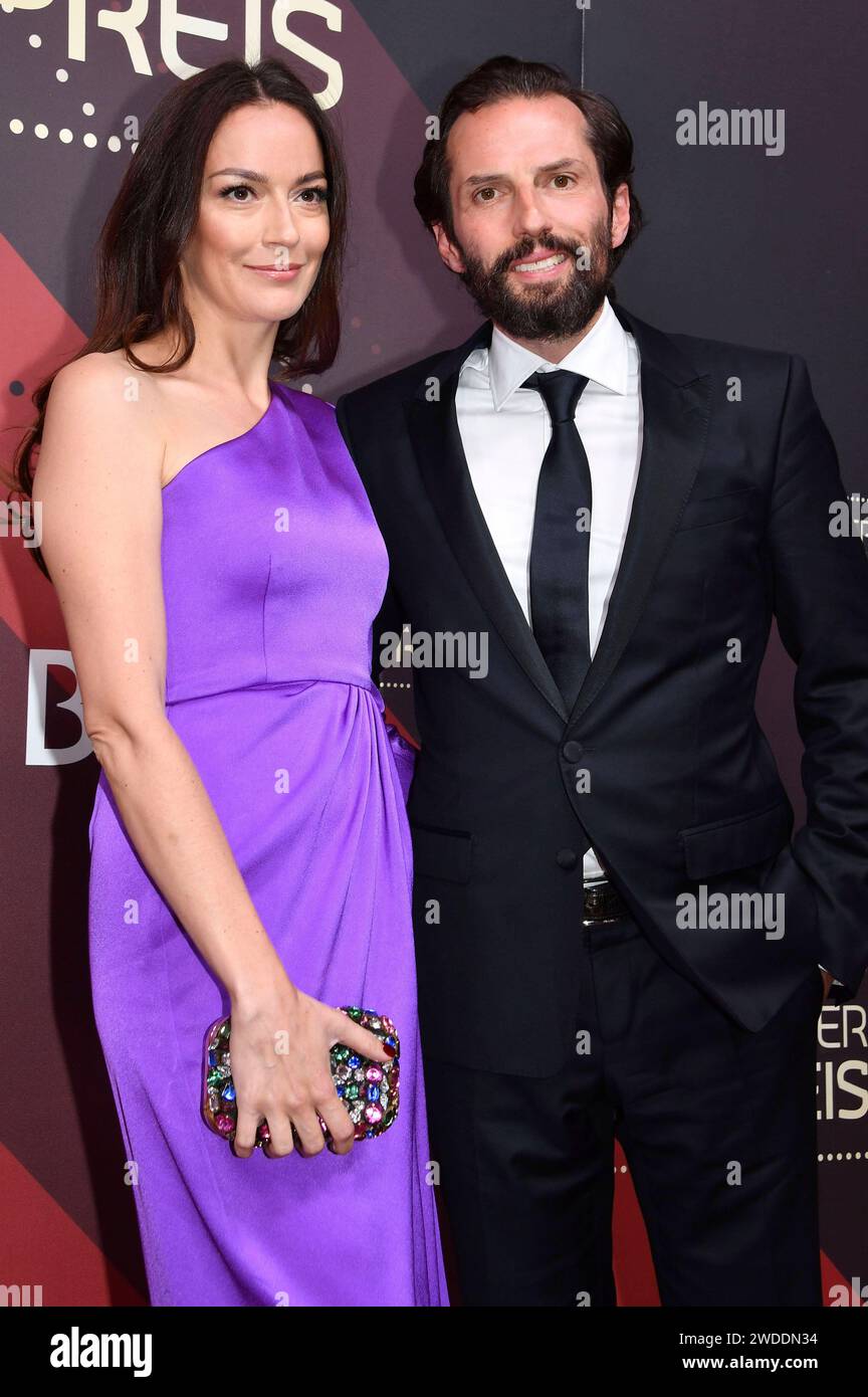 Quirin Berg mit Partnerin Kara Hecker bei der Verleihung des 45 ...