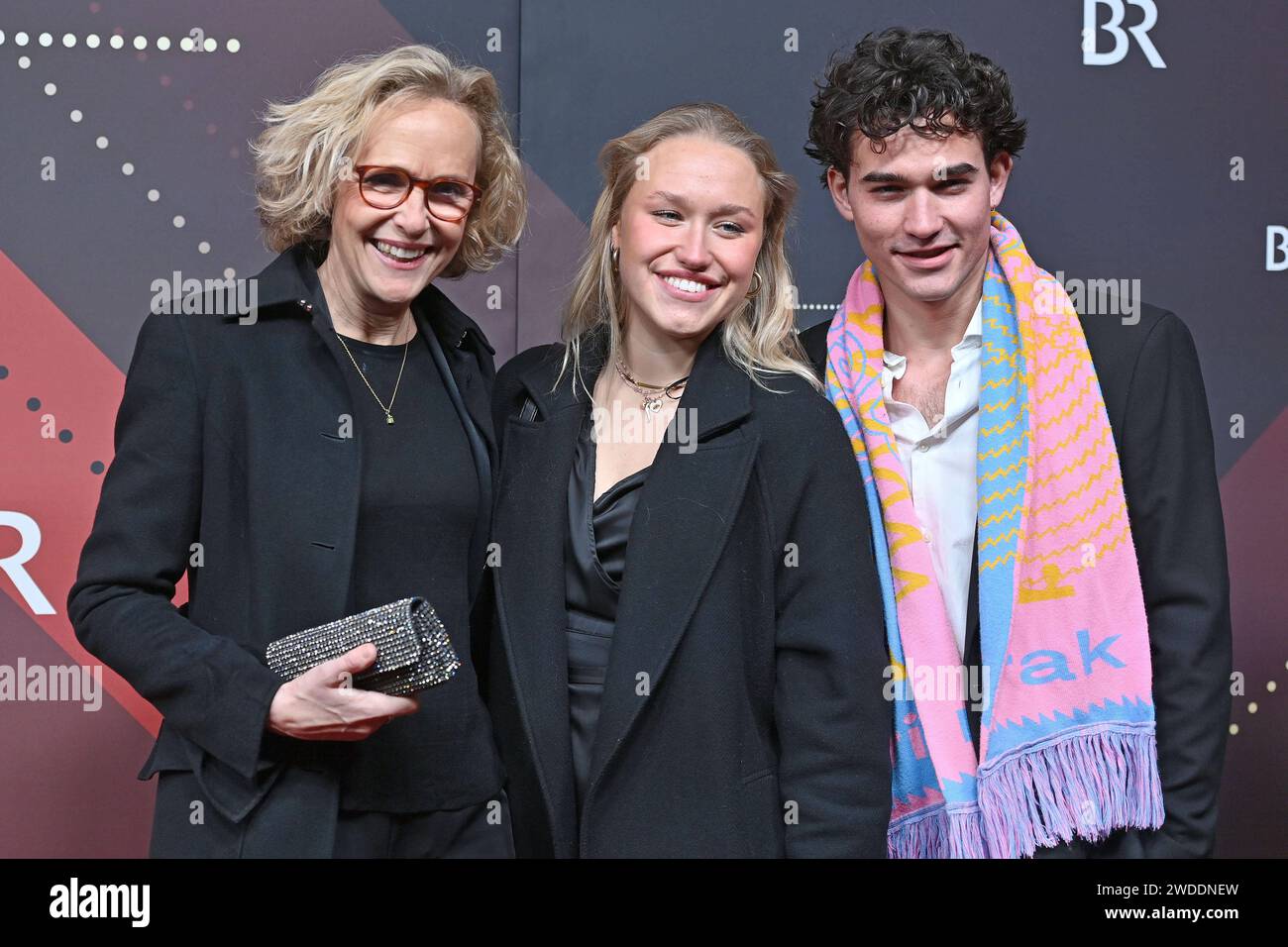 v.li:Juliane Koehler, Tochter Jette Roesch und Sandro Madlener. Roter ...