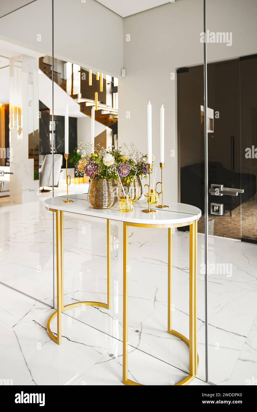 Apartment lobby interior hi-res stock photography and images - Alamy