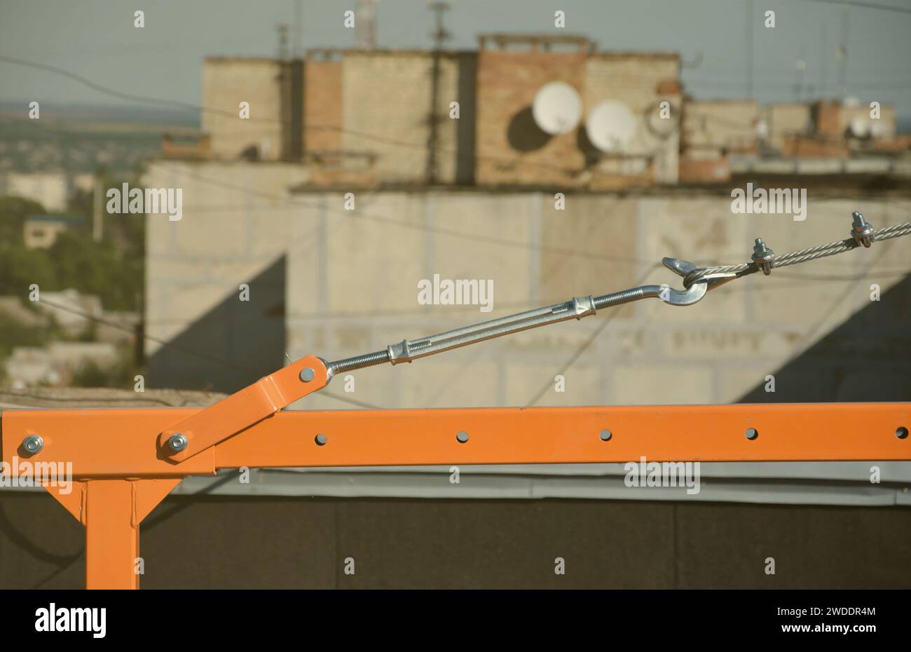 Rope lockers in rear beam of suspended wire rope platform for facade ...