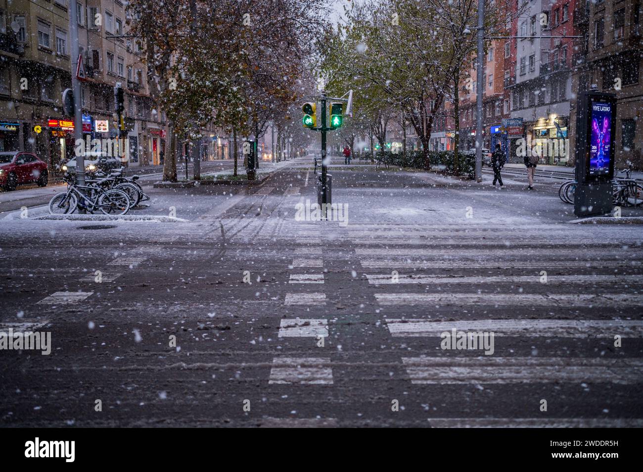 Snow blanketed road hi-res stock photography and images - Alamy