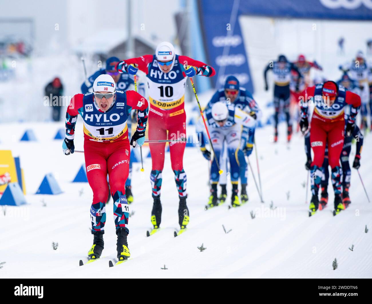 Erik Valnes (Norwegen) gewinnt im Ziel vor Martin Loewstroem Nyenget ...