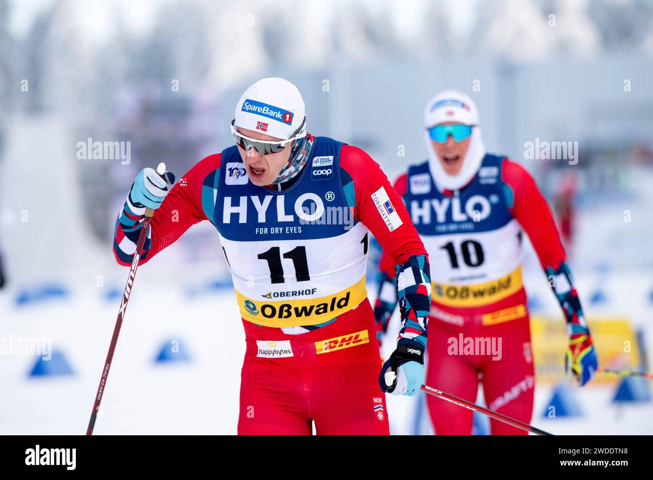 Erik Valnes (Norwegen) jubelt ueber den Sieg vor Martin Loewstroem ...