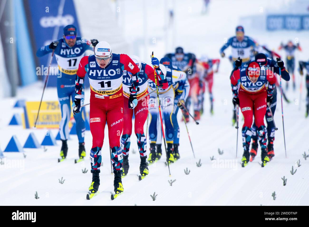 Erik Valnes (Norwegen) gewinnt im Ziel vor Martin Loewstroem Nyenget ...