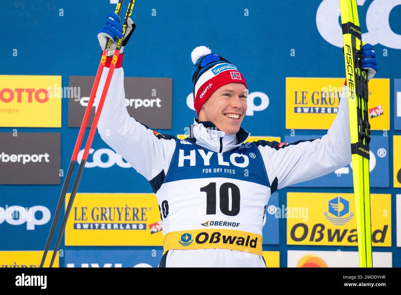 Martin Loewstroem Nyenget (Norwegen) jubelt auf dem Podium bei der ...
