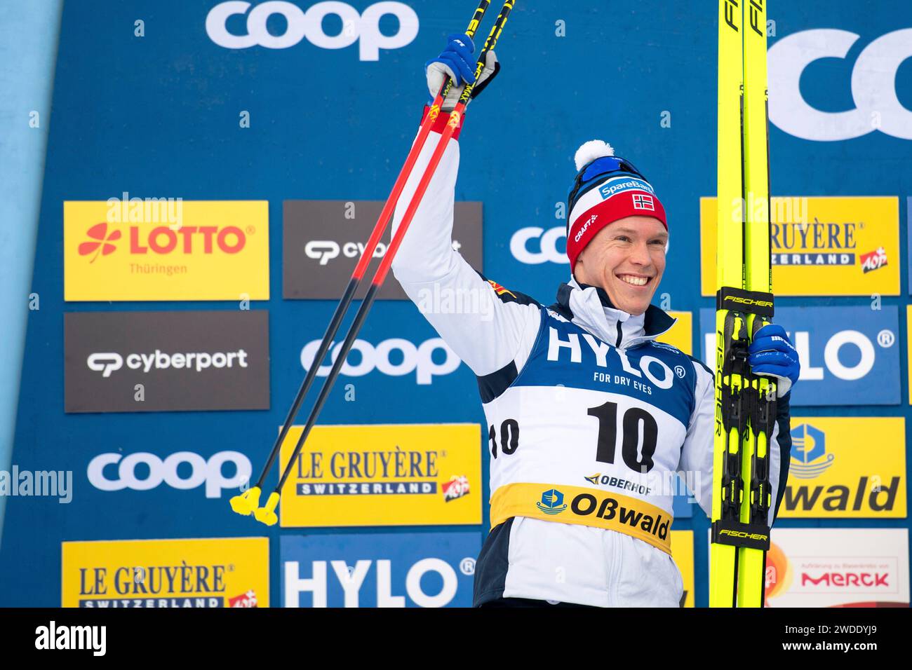 Martin Loewstroem Nyenget (Norwegen) jubelt auf dem Podium bei der ...