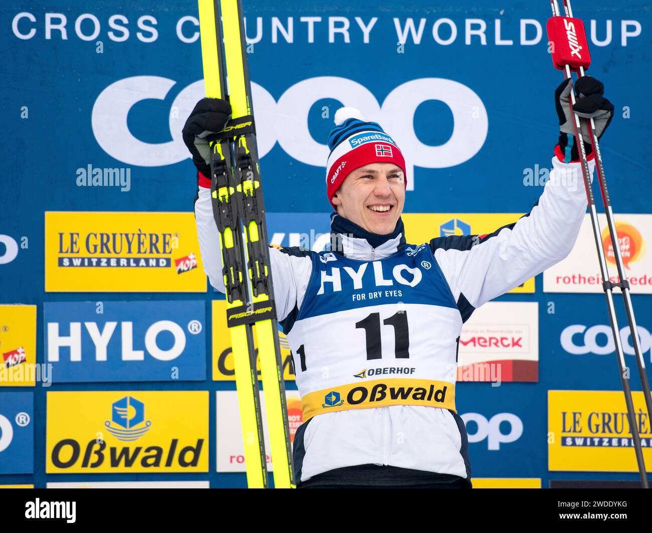 Erik Valnes (Norwegen) jubelt bei der Siegerehrung/Flower Ceremony auf ...