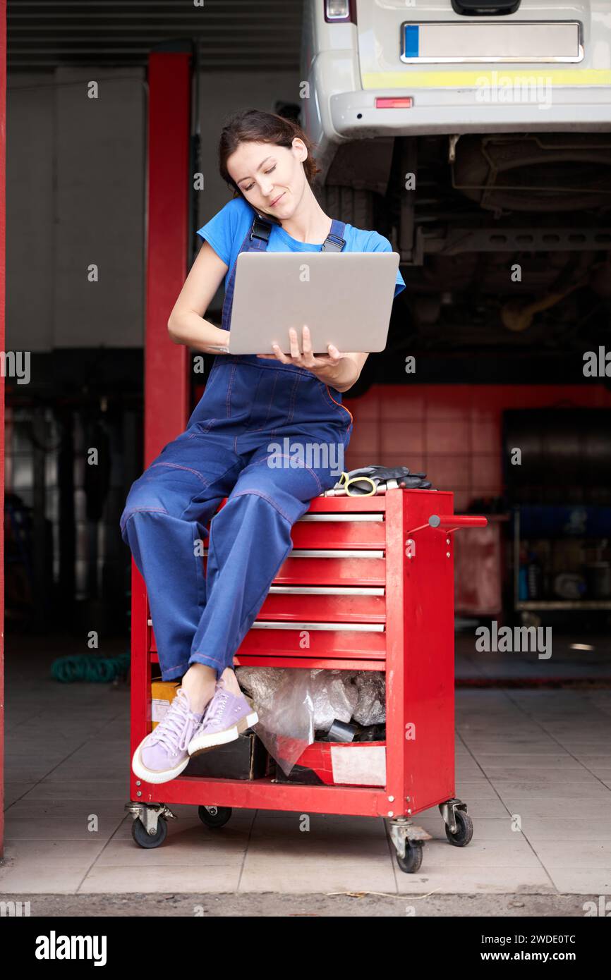 Female mechanic laptop car hi-res stock photography and images - Alamy