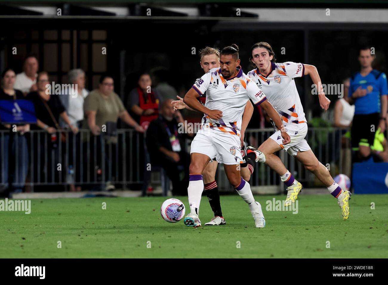 SYDNEY, AUSTRALIA - JANUARY 20: David Williams of Perth Glory passes ...