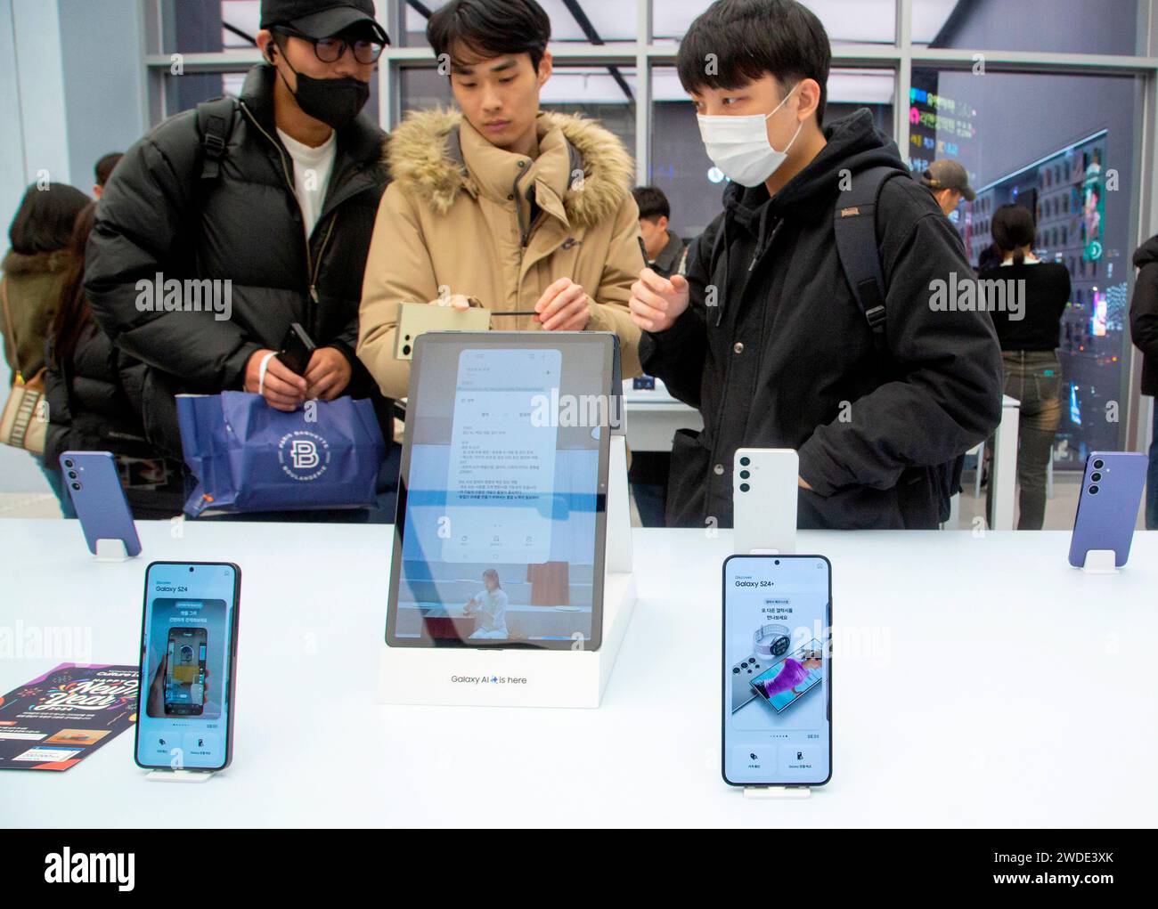 Samsung Galaxy S24, Jan 19, 2024 : People try out Samsung Electronics' Galaxy S24 series ...