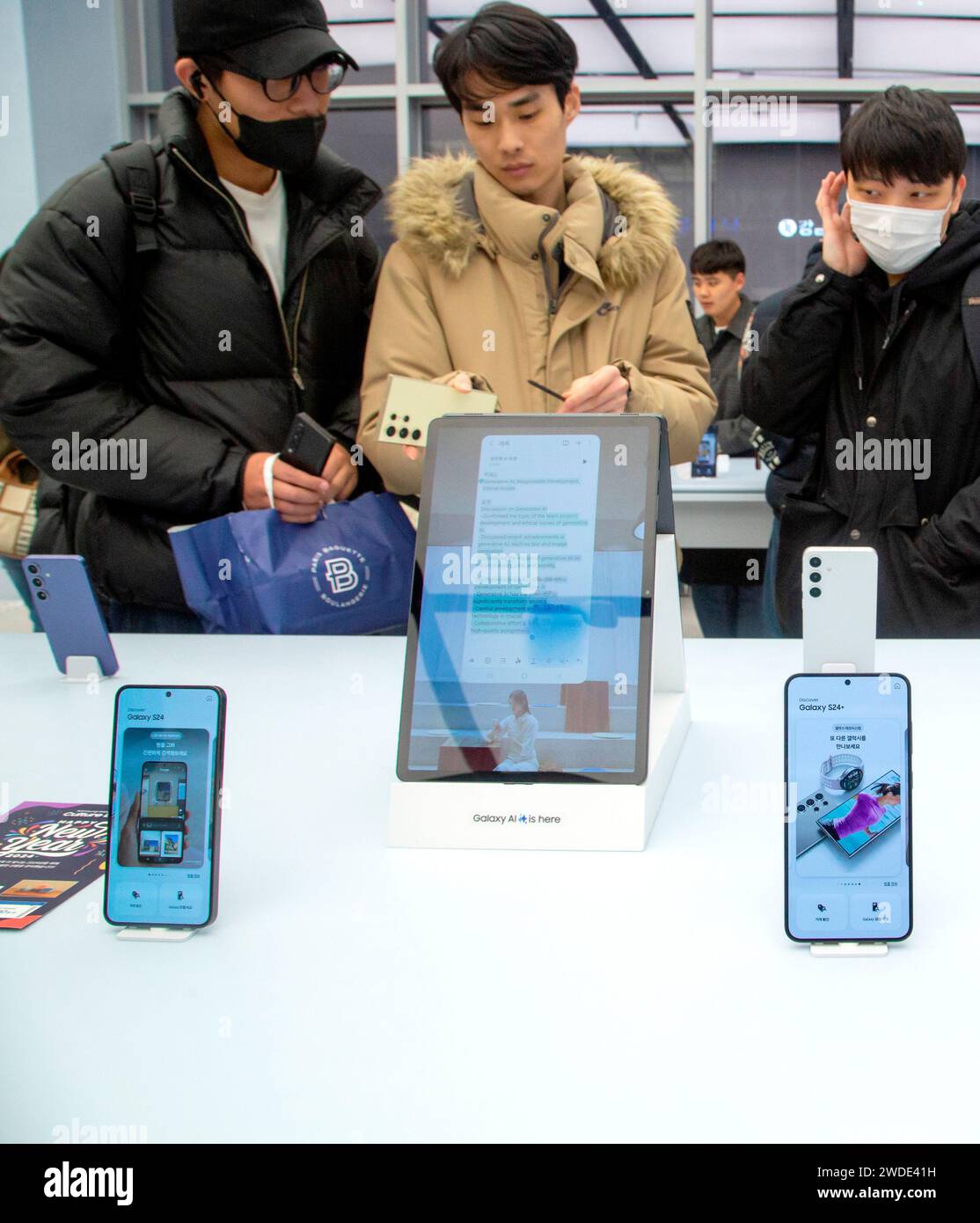 Samsung Galaxy S24, Jan 19, 2024 : People try out Samsung Electronics' Galaxy S24 series ...