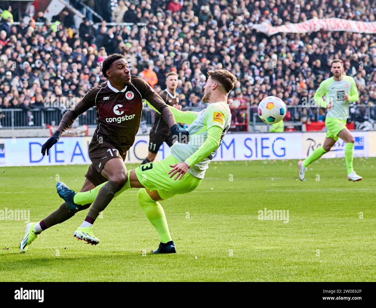 Hamburg, Deutschland. 20th Jan, 2024. Zweikampf Oladapo Afolayan (FC St ...