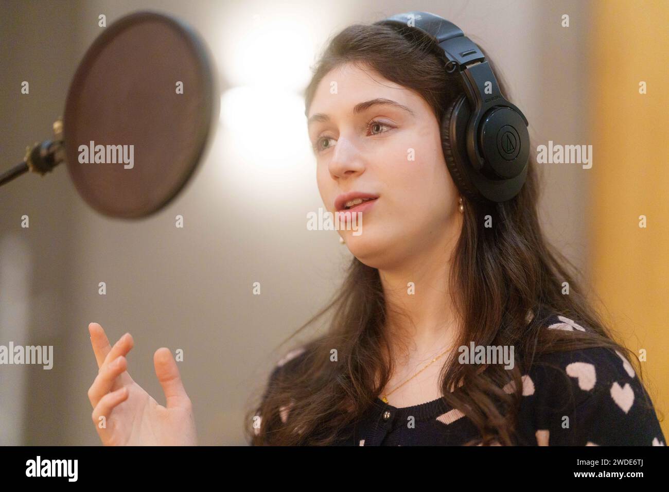 (240120) -- BEIJING, Jan. 20, 2024 (Xinhua) -- Carly Beth records a ...