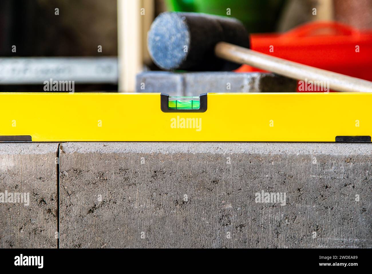 Wasserwage und Gummihammer auf einer Baustelle Stock Photo - Alamy