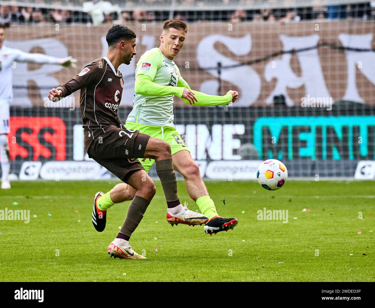 Hamburg, Deutschland. 20th Jan, 2024. Zweikampf Elias Saad (FC St ...