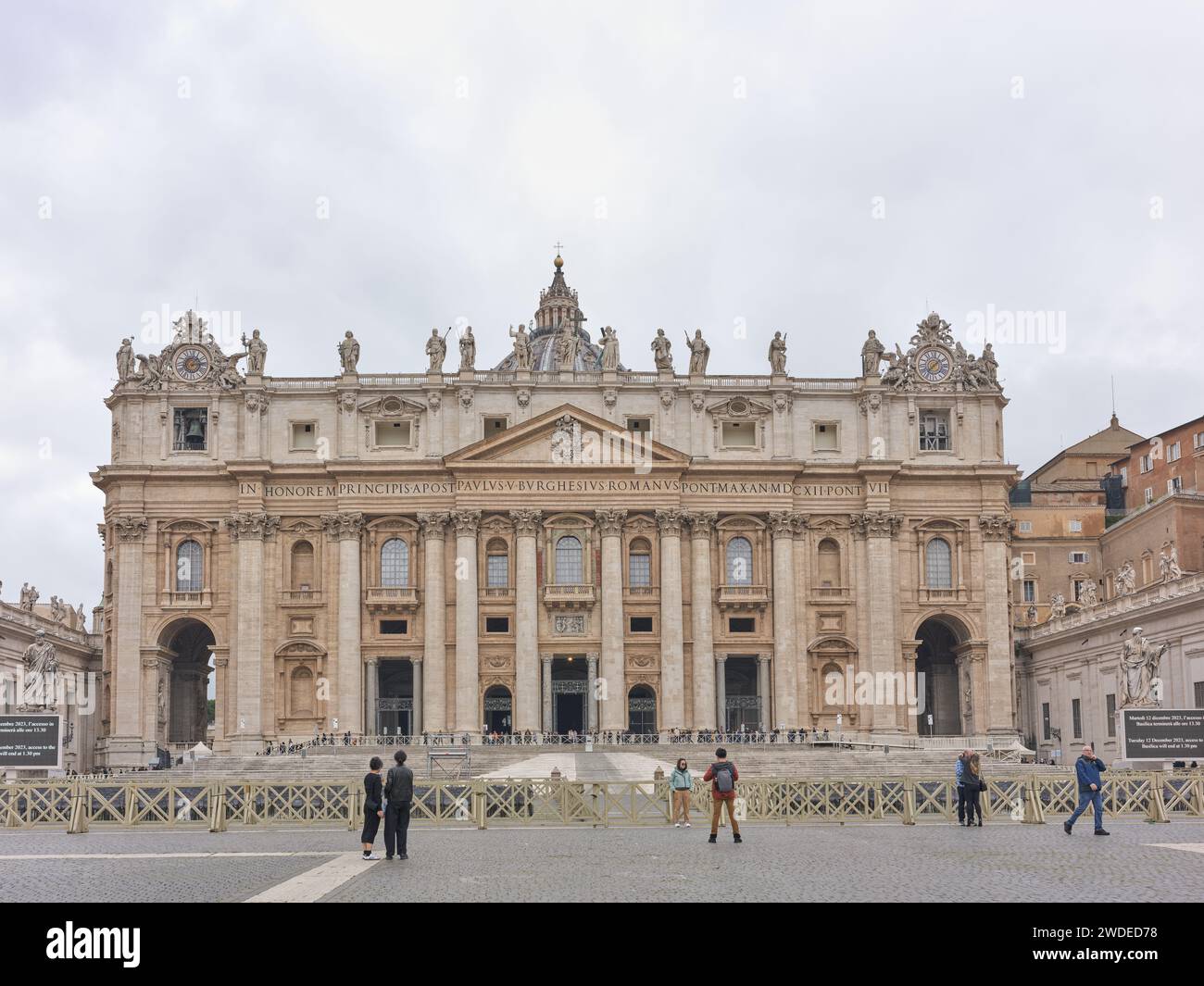 Tourists in the square at the front of St Peter's basilica, Vatican ...