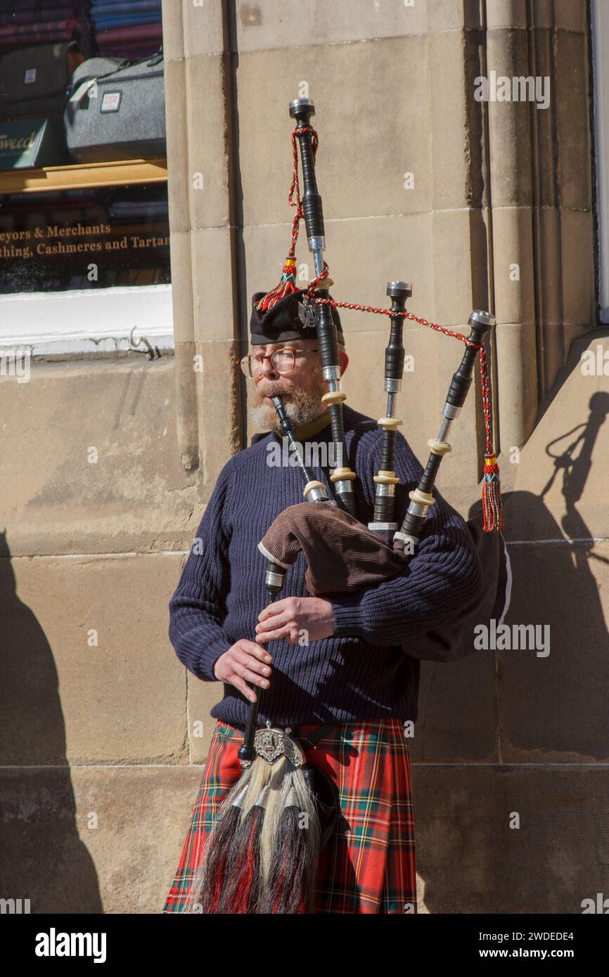 Edinburgh, Scotland, UK. 19th April, 2023. UK. Buskers playing the ...