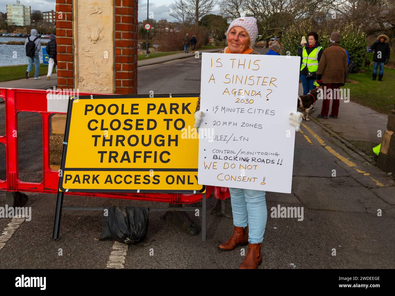 Poole park closed to through traffic sign hi-res stock photography and ...