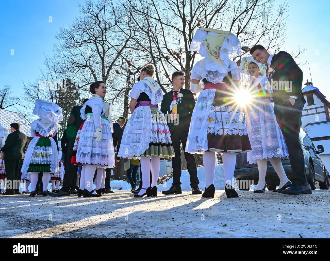 Burg, Germany. 20th Jan, 2024. Couples in Sorbian-Wendish costumes wait ...