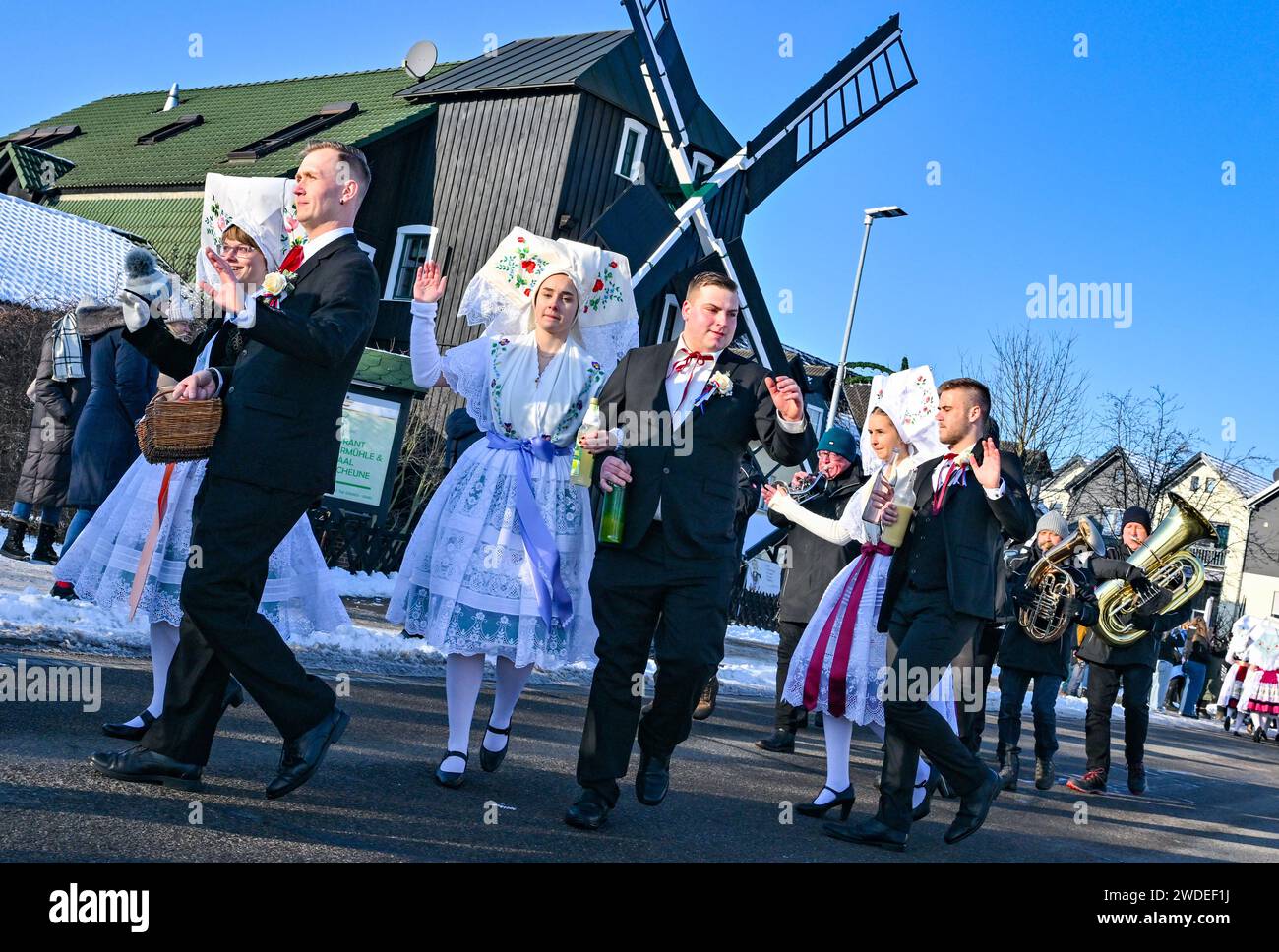 Burg, Germany. 20th Jan, 2024. Couples in Sorbian-Wendish costumes ...